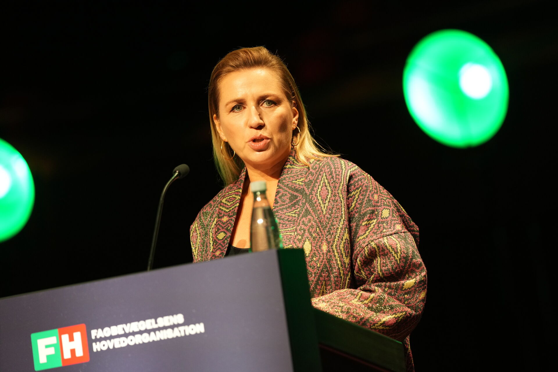 Mette Frederiksen lover at slå ring om flere nedslidte lønmodtagere ...