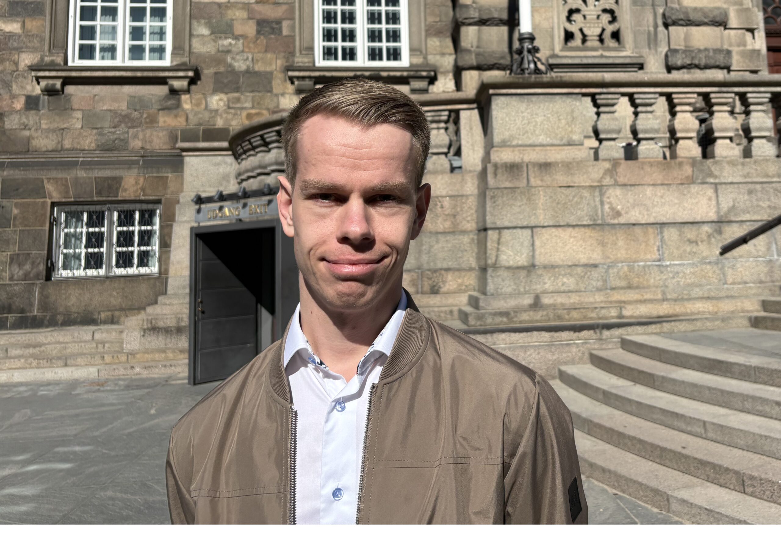 De bliver ydmyget og behandlet groft: Men kokken Mads fornemmer, at en ...